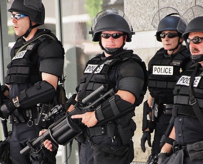 Oto jak amerykańska policja rozprawia się z tamtejszym KODem ...
